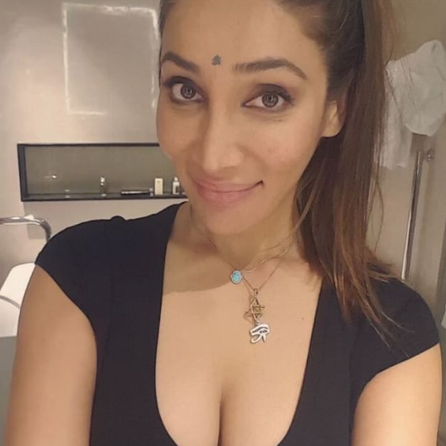 Sassy Sofia Hayat Flaunts Sofia Hayat's Hot Photoshoot