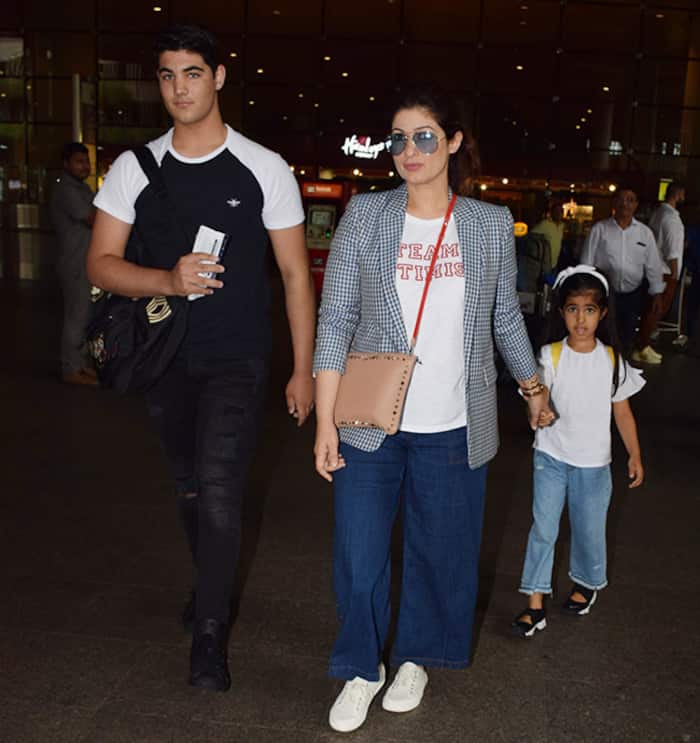 Akshay Kumar Returns From London, Spotted With Twinkle And Kids at The ...