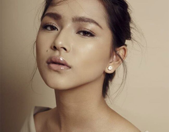 Fair skin tone: Women with fair skin ton...