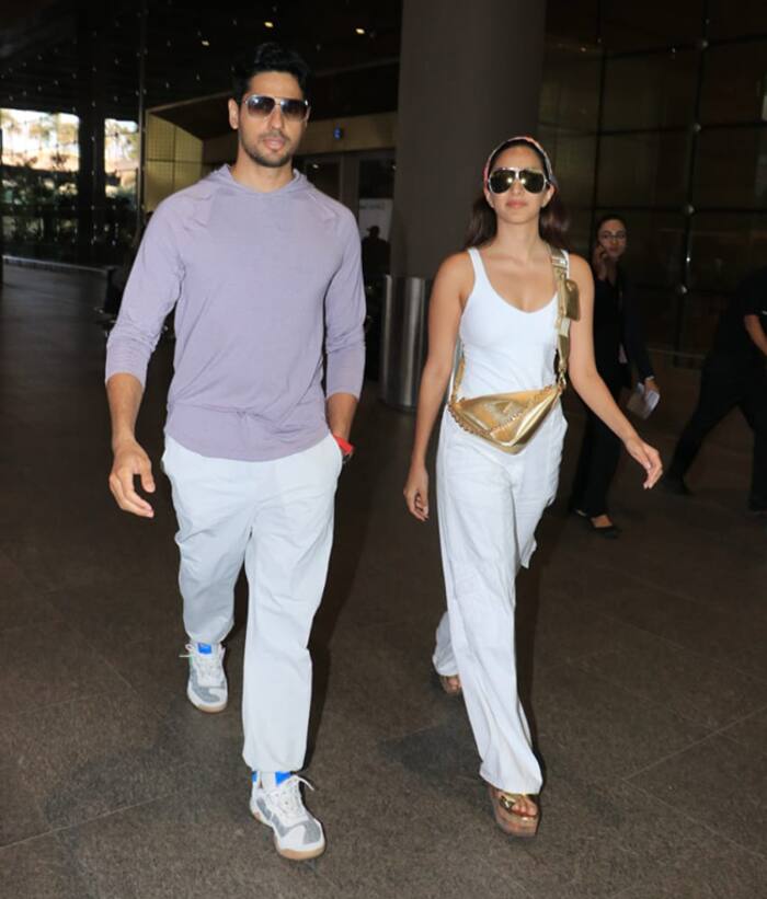 Kiara Advani And Sidharth Malhotra Smile As They Arrive In Style At ...
