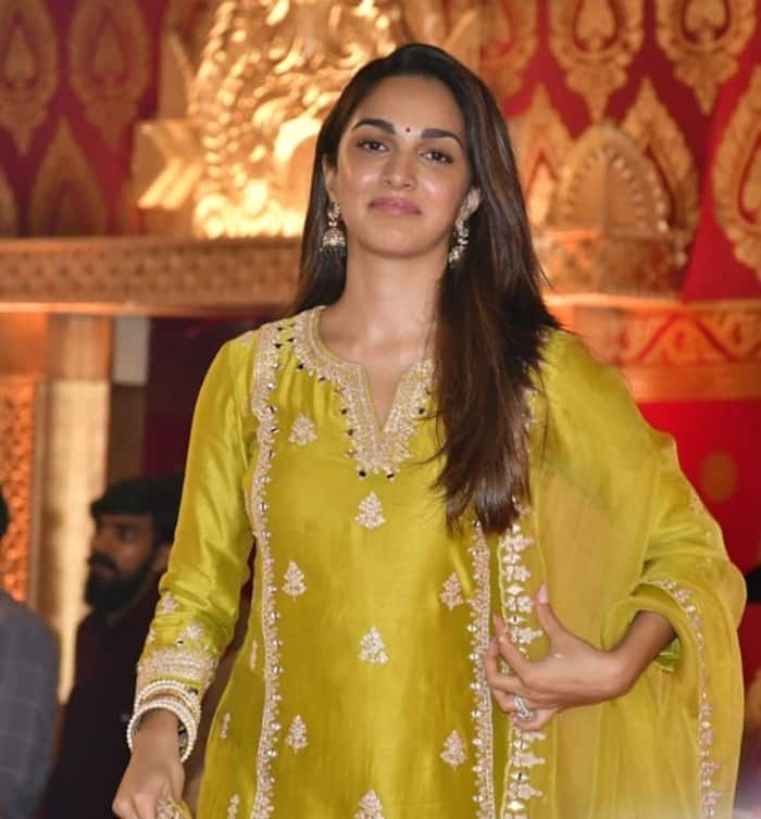 Kiara Advani Looks Sabse Sundar in Green Suit Set, Red Bindi And ...