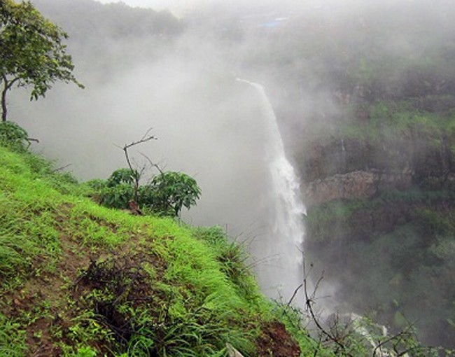 A beautiful picture of Lingmala Waterfall