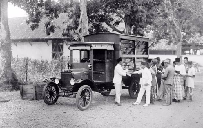 In PHOTOS: 10 Rare Images of Bookmobiles, Libraries-on-Wheels