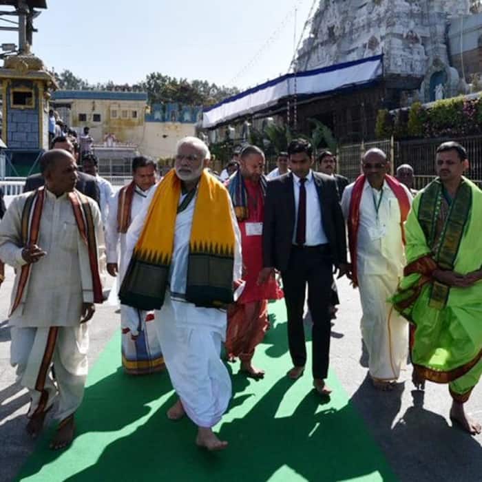 Narendra Modi offer prayers at the Sri Venkateswara Swamy Temple in ...
