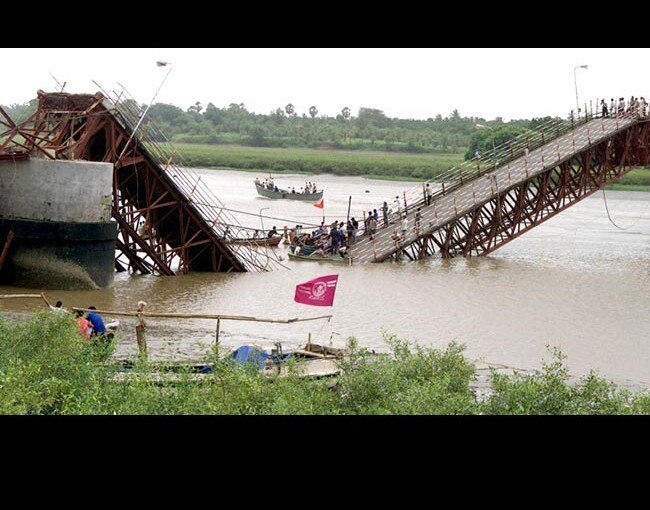 Bridge collapses on Mumbai-Goa highway, 2 buses filled with people go ...