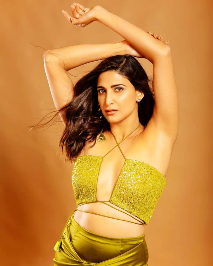 Aahana Kumra Sizzles in Sexy Green Cut-Out Bodycon Dress, Pics
