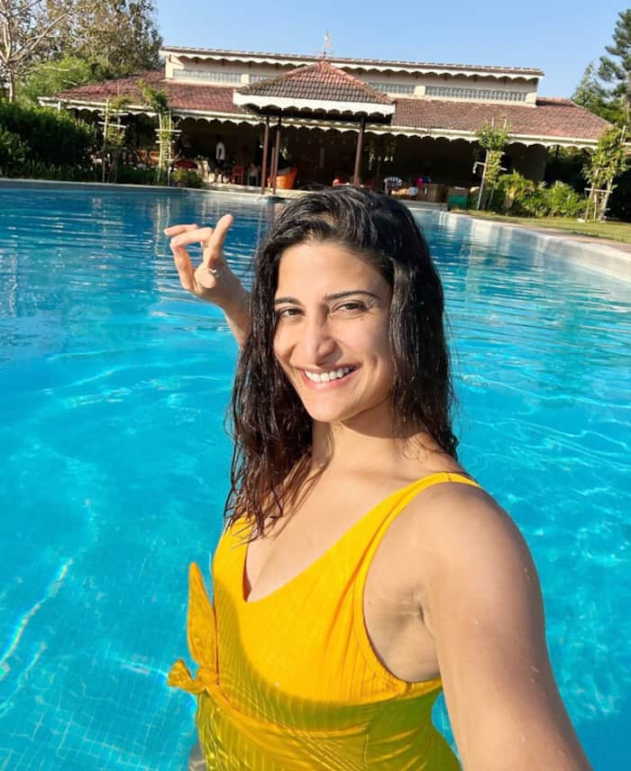 Aahana Kumra Oozes Oomph in Hot Black Lingerie in Sexy Photoshoot - See Viral Photos