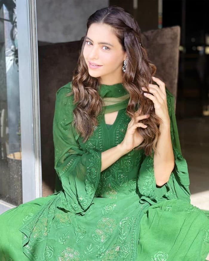 Aamna Sharif Looms Ravishing in a Green Saree as She Joins The Sequin ...