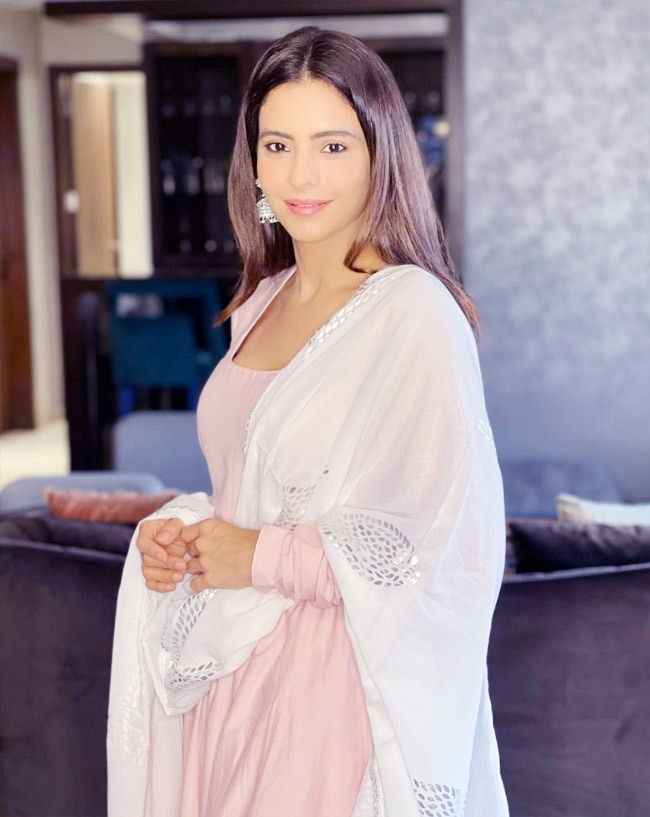 Aamna Sharif’s gorgeous pics set temperatures soaring