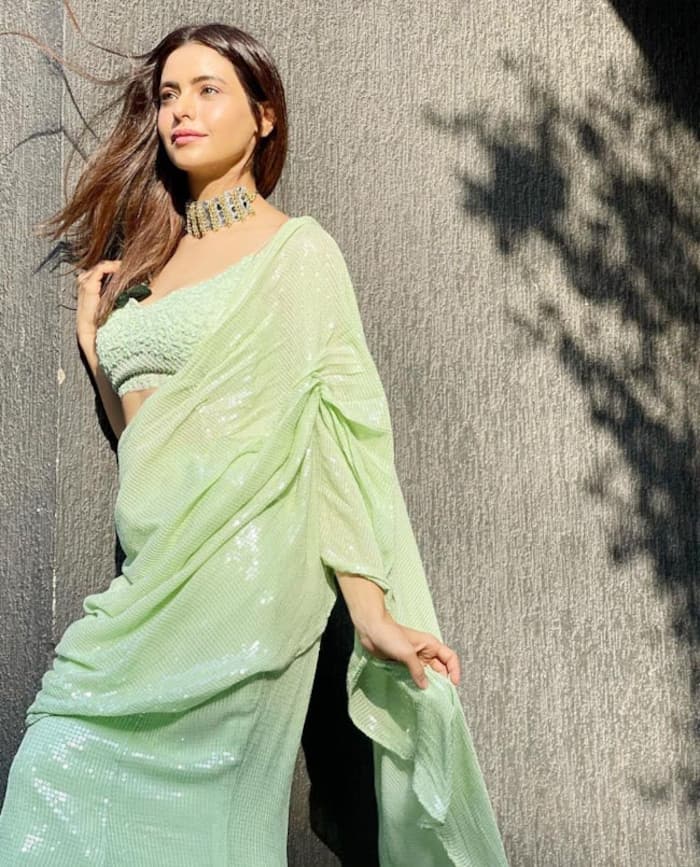 Aamna Sharif Looms Ravishing in a Green Saree as She Joins The Sequin ...