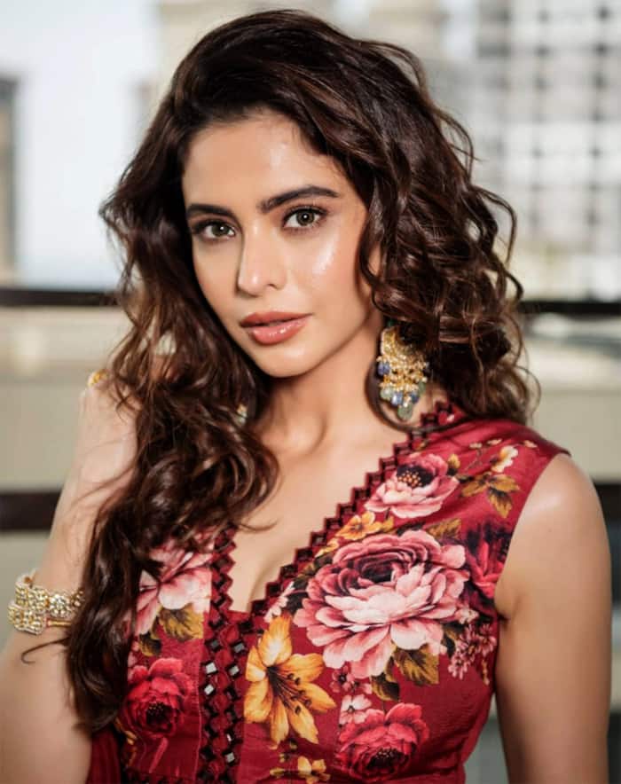 Aamna Sharif Makes Dull Sunday Looks Glamorous With Her New Photoshoot ...