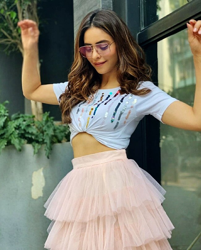 Aamna Shariff Flaunts Her Ans in Crop Top And Flurry Skirt