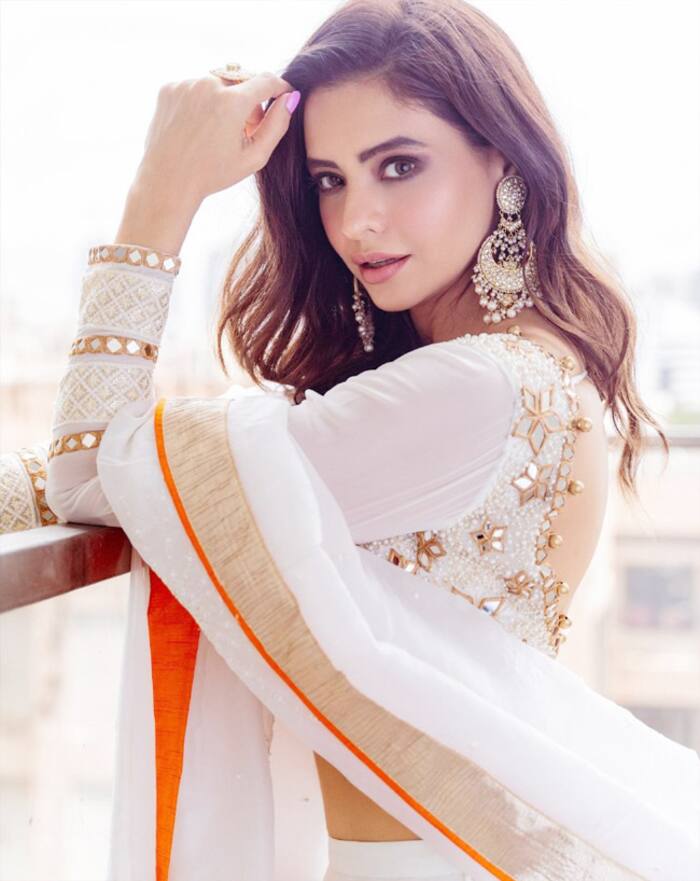Aamna Shariff Goes Bold In White Ivory Lehenga Worth Rs 42,000 | See ...