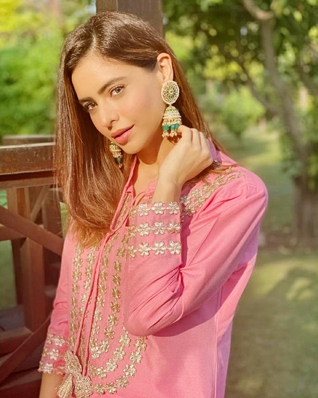 Aamna Sharif Looks Simply Stunning in Her Festive Pink Suit