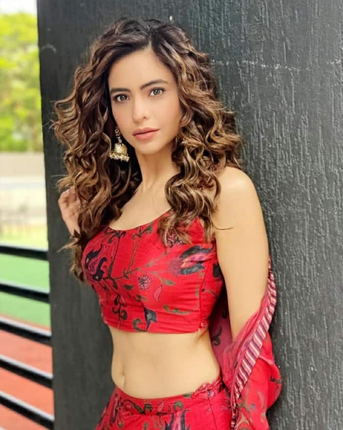 Aamna Sharif Stuns Fans in A Floral Red Lehenga Choli In her Latest ...