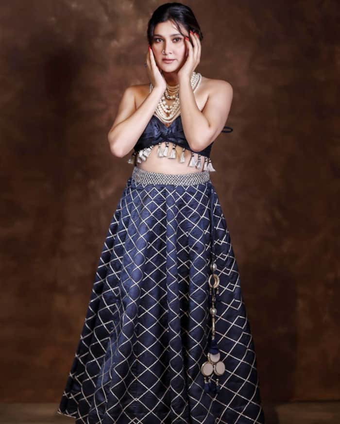 DJ Wale Babu Singer Aastha Gill is Breathtaking in a Peach Saree And ...