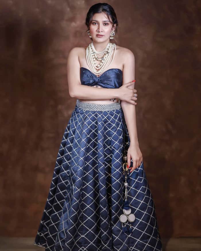 DJ Wale Babu Singer Aastha Gill is Breathtaking in a Peach Saree And ...