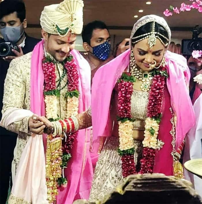 Aditya Narayan-Shweta Agarwal Wedding Album: Udit Narayan Dances in ...