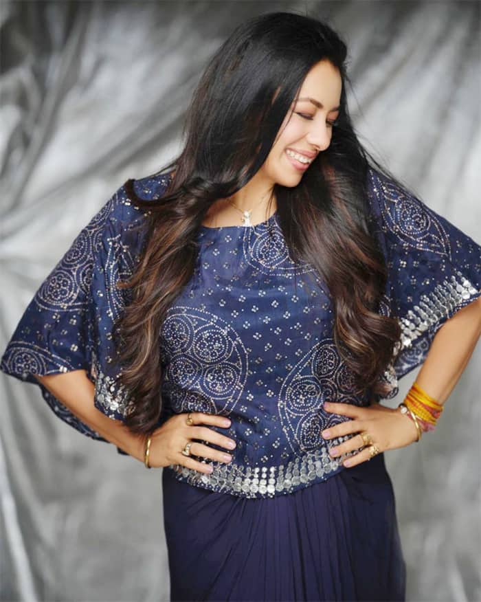 Rupali Ganguly Makes Desi Fans go Gaga Over Her Fusion Look in Blue ...