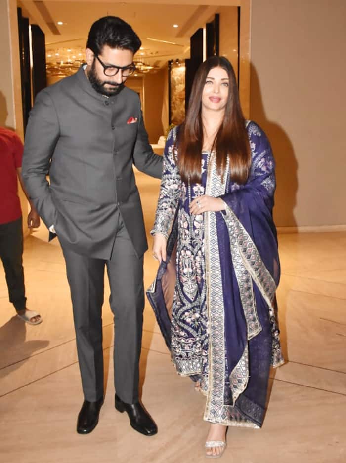 Aishwarya Rai Looks Real-Gorgeous in Blue Anarkali Suit, Complements ...