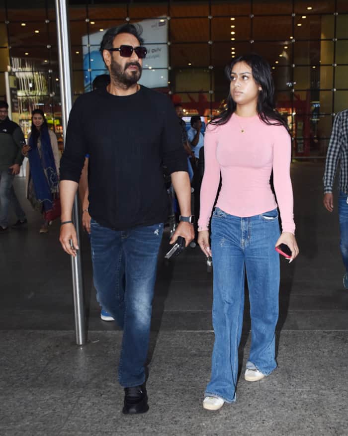 Nysa Devgan Walks Out of Airport With Daddy Ajay Devgn And You ...