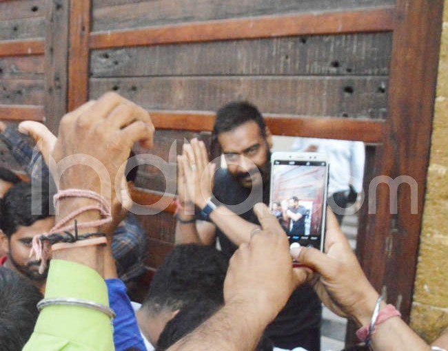 Ajay Devgn Greets The Media Outside His Residence on 50th Birthday