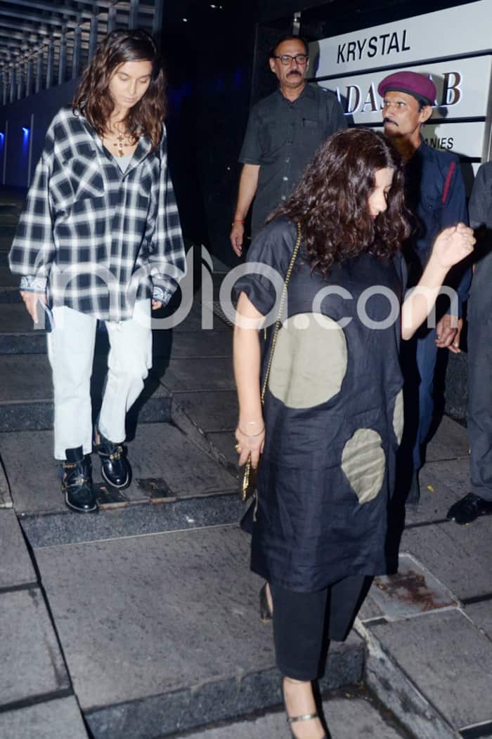 Farhan Akhtar-Shibani Dandekar Dine Out With Entire Family, Are Wedding ...