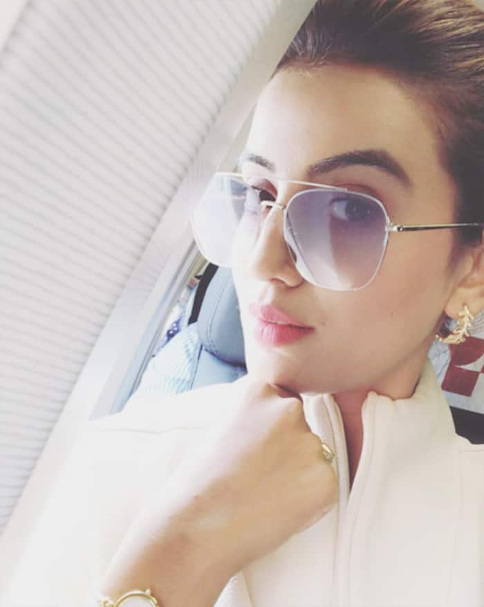 Akshara Singh Looks Stunning in Ethnic Attire