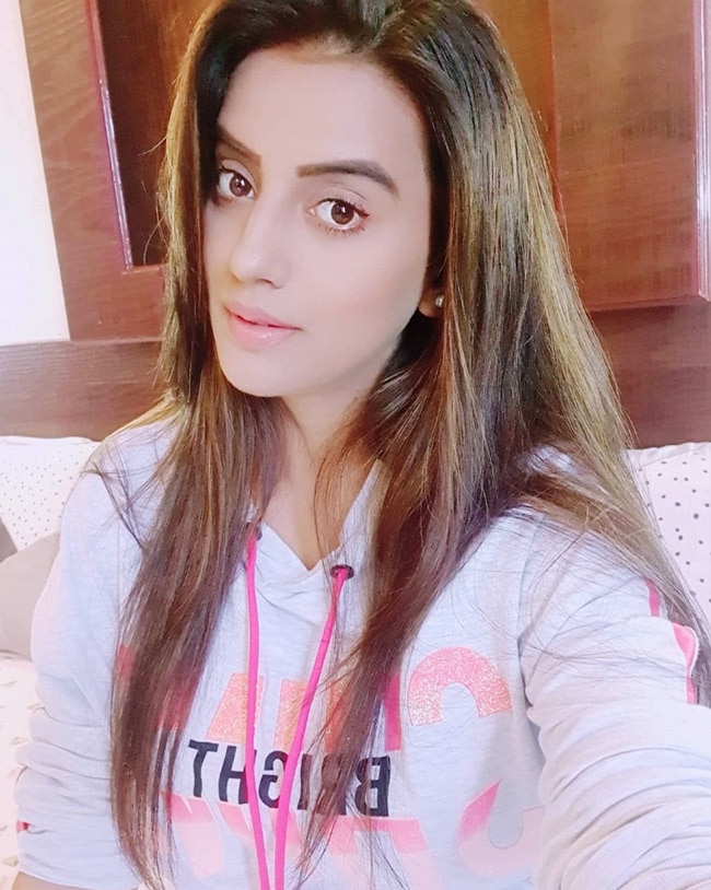 Akshara Singh is making her fans go weak in the knees