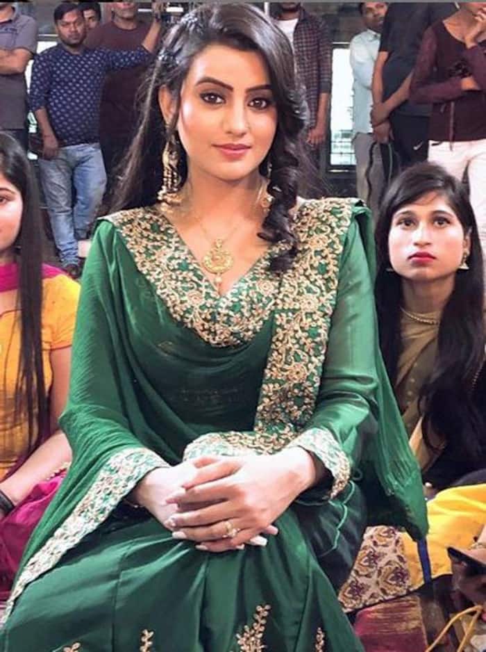 Akshara Singh is a Sight to Behold in Vibrant Green Lehenga
