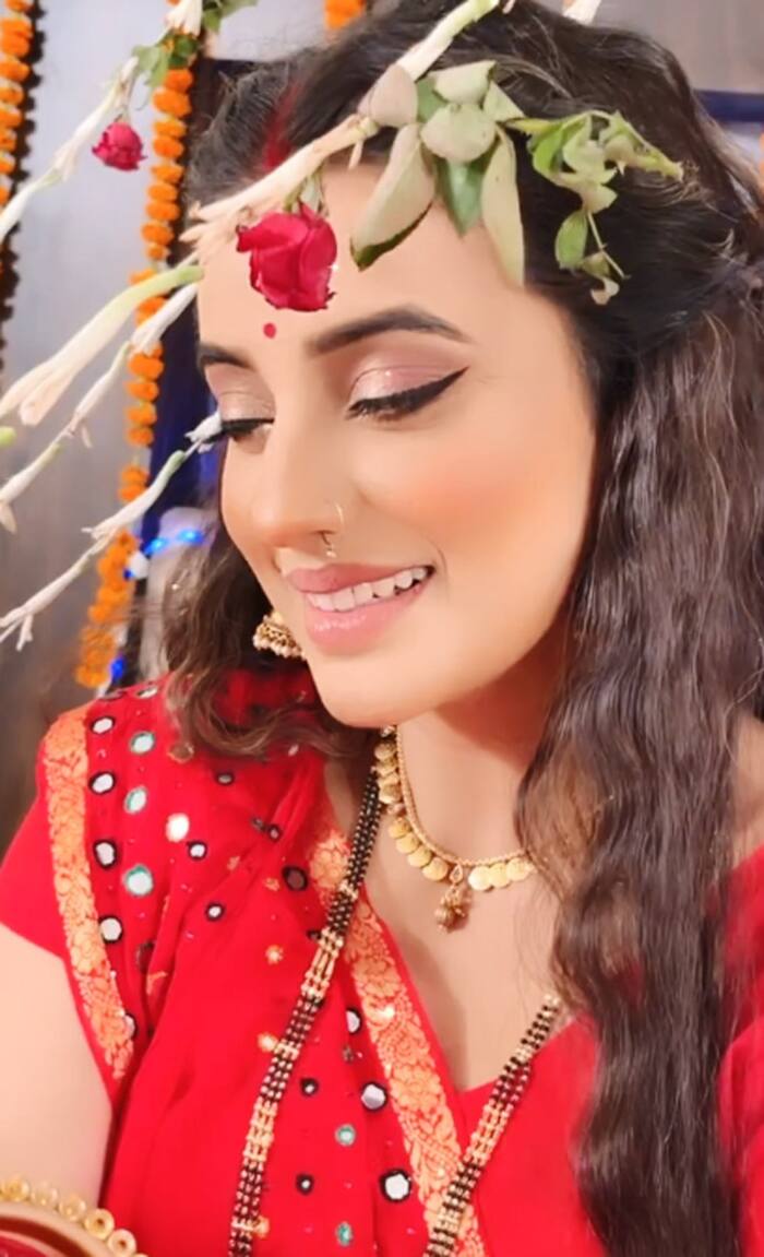 Bhojpuri Sizzler Akshara Singh Dolls Up As Newlywed Bride Looks Red