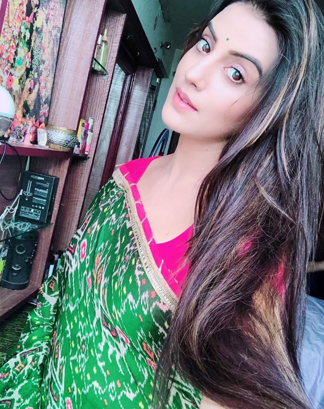 Akshara Singh Flaunts Her Love For Bangles