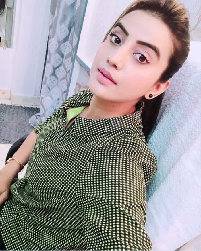 Akshara Singh Looks Stunning in Ethnic Attire