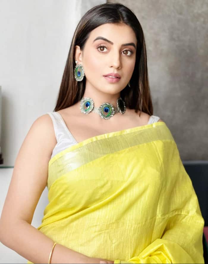 Bhojpuri Diva Akshara Singh Looks Fresh As Daisy in a Yellow Saree| See ...