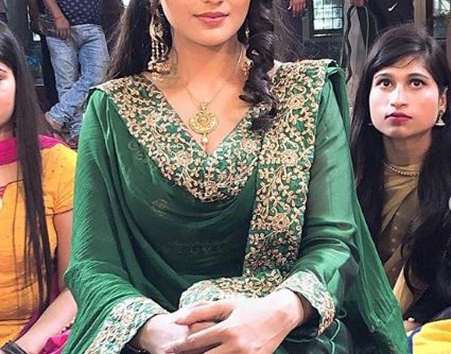 Akshara Singh Looks Ethereal in Heavy Embellishment Green Lehenga in ...
