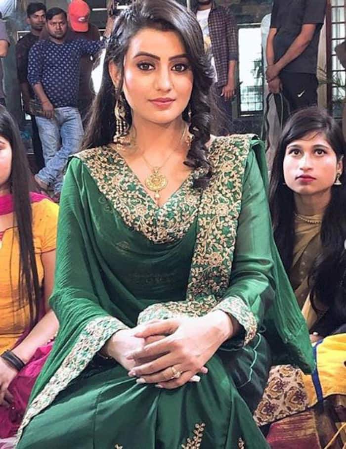 Akshara Singh's Look in Heavy Embellishment Green Lehenga is What You ...