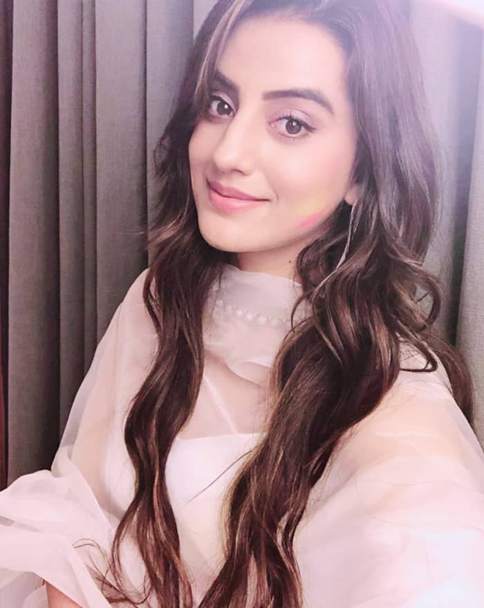 Akshara Singh Spreads Love in Yellow