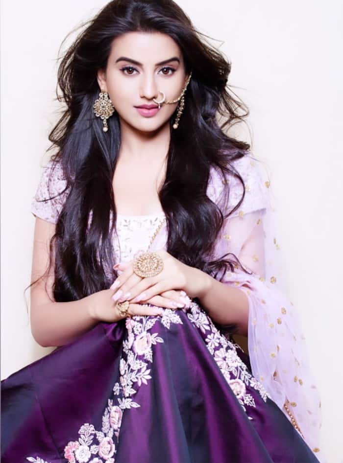 Akshara Singh Looks Stunning in Ethnic Attire