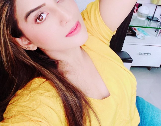 Akshara Singh Poses Stunningly For a Selfie