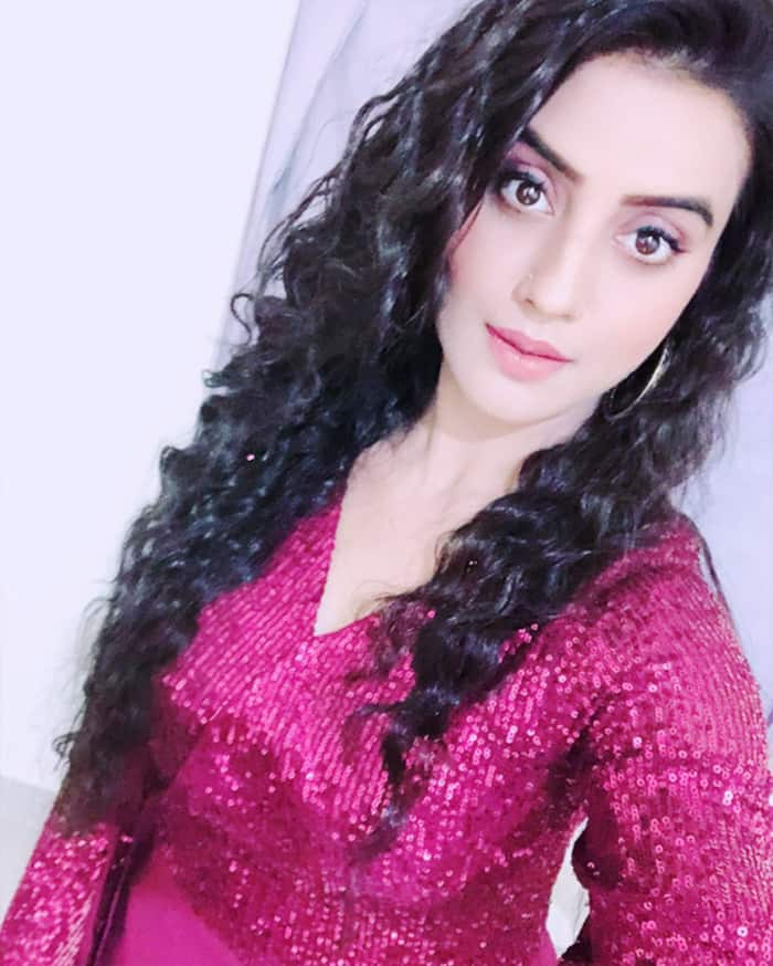 Akshara Singh Looks Stunning in Ethnic Attire