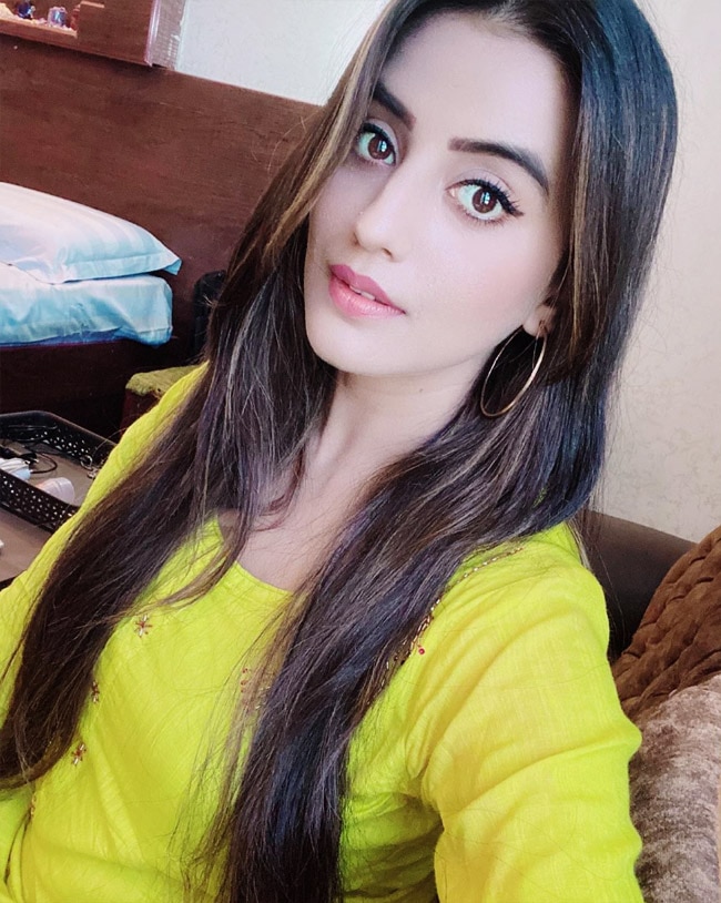 Akshara Singh is making her fans go weak in the knees