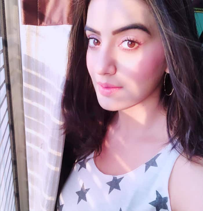 Akshara Singh Looks Stunning in Ethnic Attire