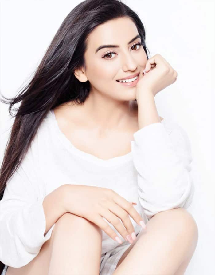 Akshara Singh Looks Stunning in Ethnic Attire