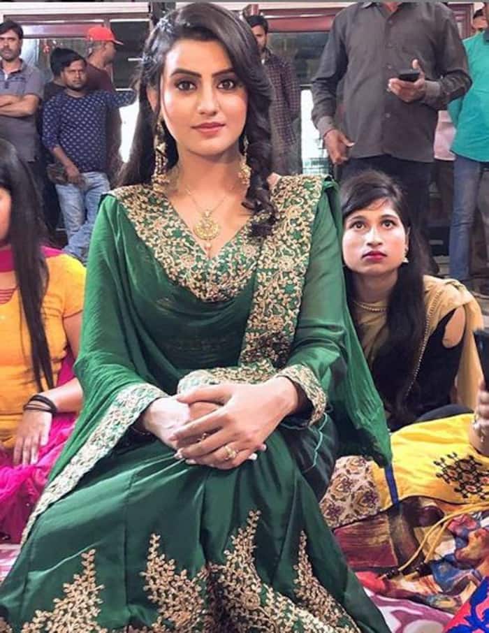 Akshara Singh is a Sight to Behold in Vibrant Green Lehenga
