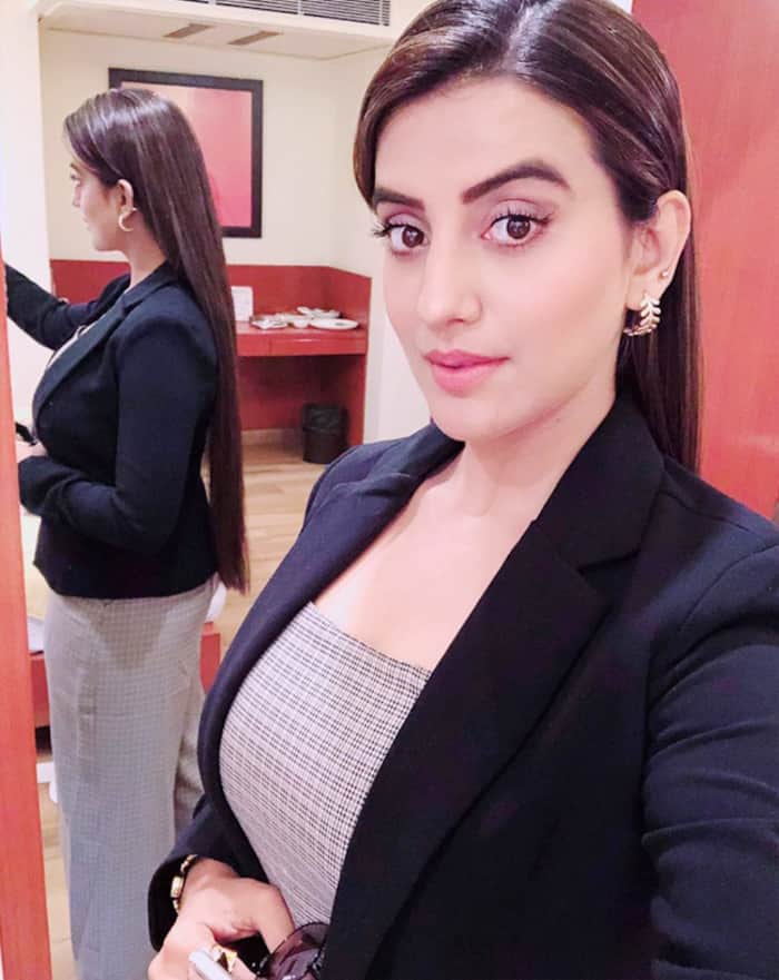 Akshara Singh Spreads Love in Yellow