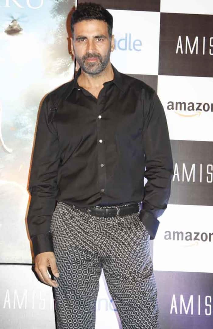 Akshay Kumar uncovers Amish Tripathi's new book cover Scion of Ikshvaku ...