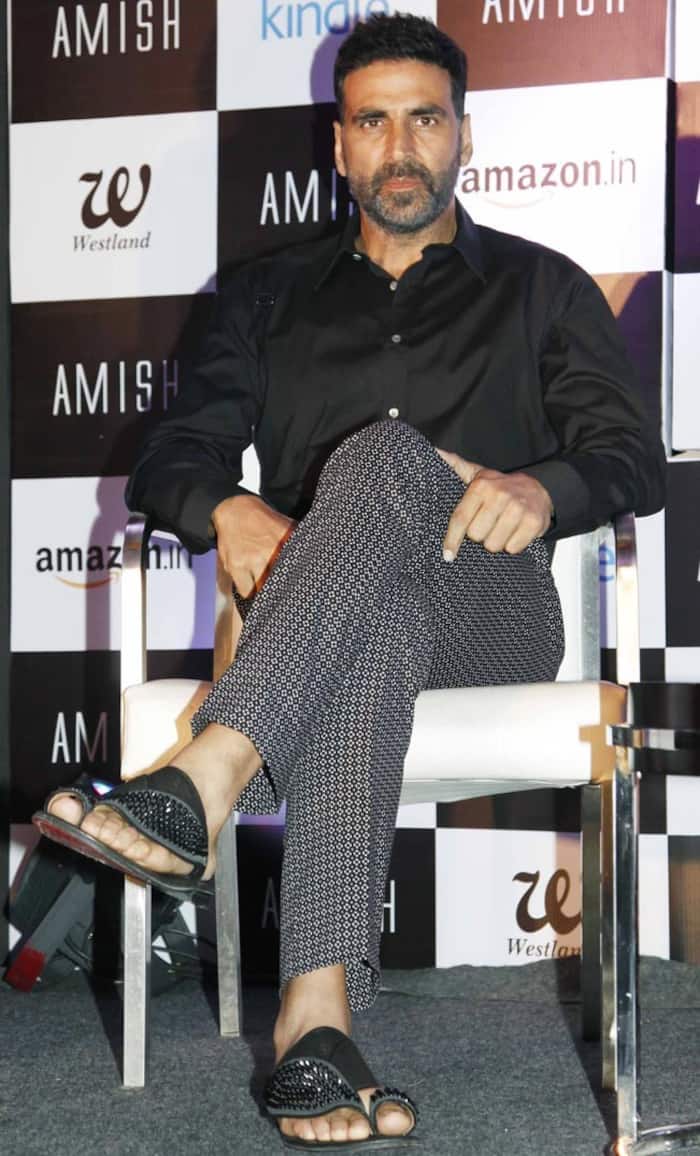 Akshay Kumar uncovers Amish Tripathi's new book cover Scion of Ikshvaku ...