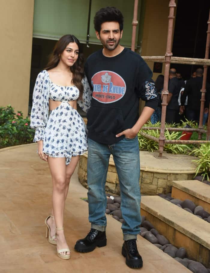 Kartik Aaryan And Alaya F Are Much-In-Love-Couple, See Pics From Freddy ...