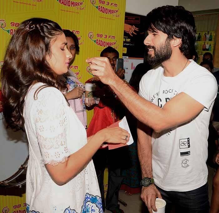 Alia Bhatt and Shahid Kapoor promote Shaandaar at Radio Mirchi!