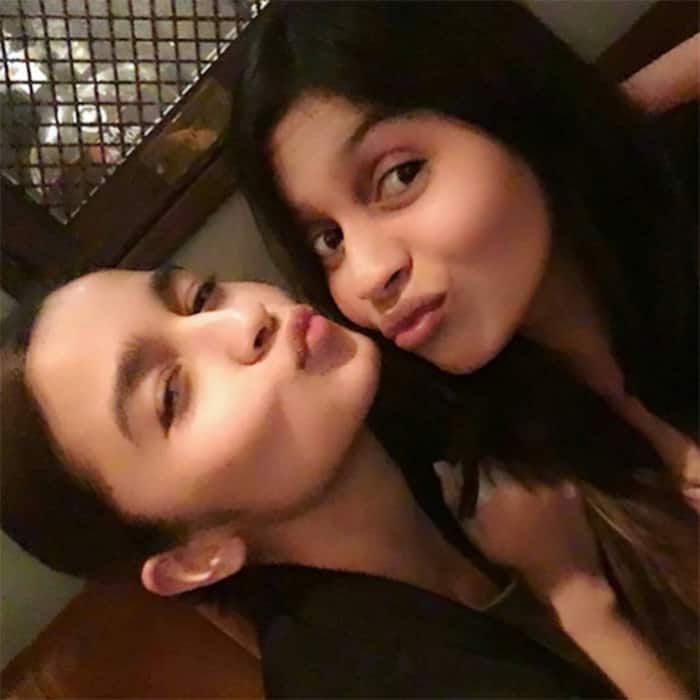 Alia Bhatt and sister Shaheen Bhatt pose for a cute selfie
